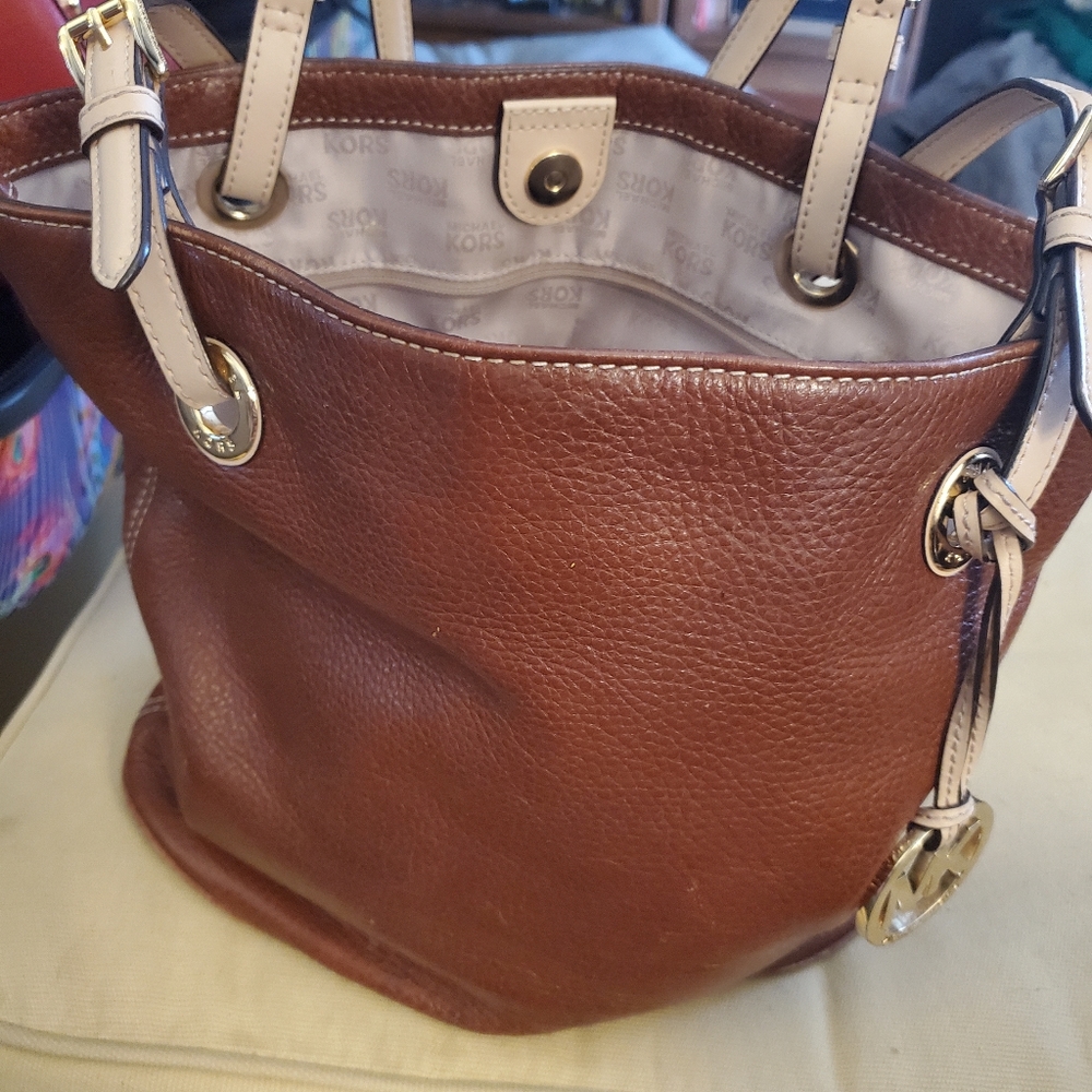 Mk Medium Brown Leather Jet Set Bucket Tote - Gem
